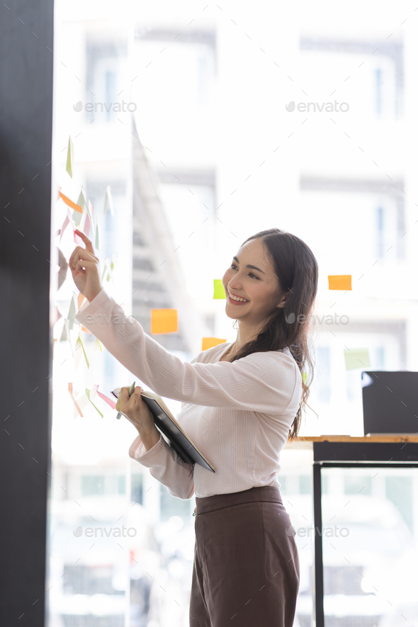 Business female employee with many conflicting priorities arranging ...