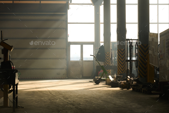 Empty workshop or hangar of industrial factory with columns Stock Photo ...