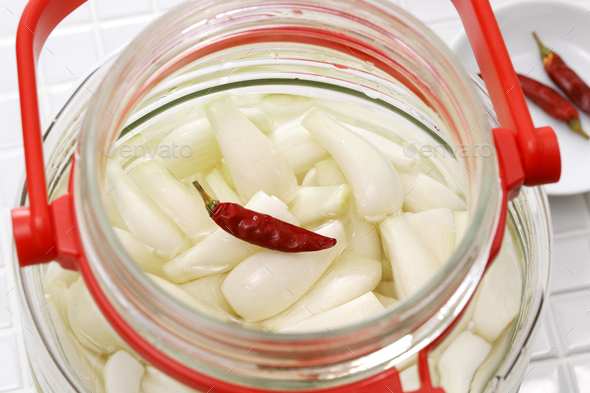 How to make rakkyo (Japanese scallion bulb pickles ), a garnish of ...