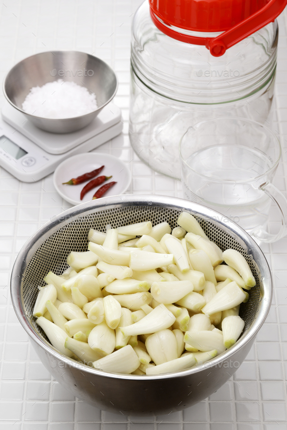 How to make rakkyo (Japanese scallion bulb pickles ), a garnish of ...