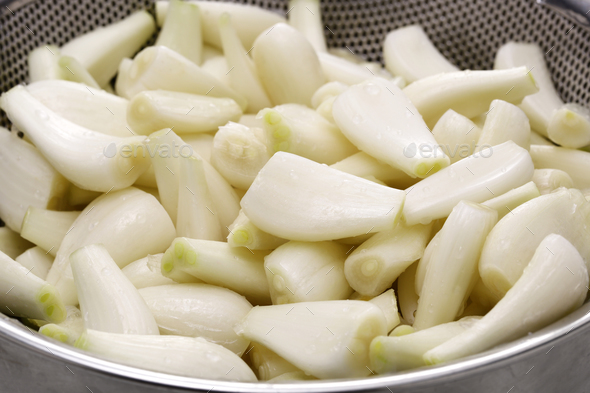 How to make rakkyo (Japanese scallion bulb pickles ), a garnish of ...