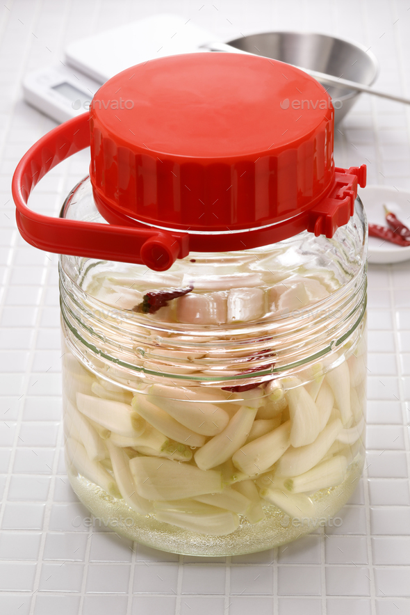 How to make rakkyo (Japanese scallion bulb pickles ), a garnish of ...