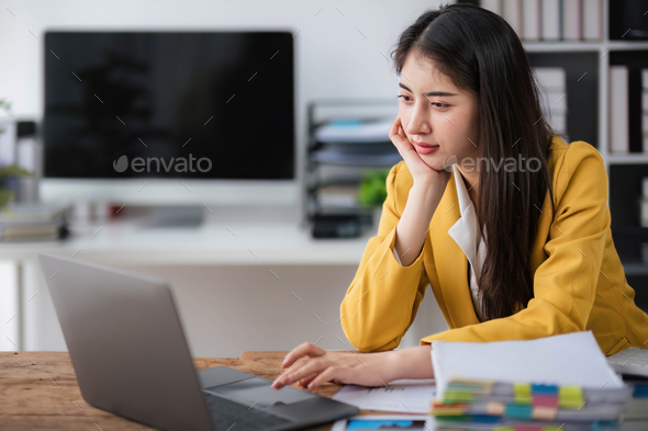 asian business woman thinking solving problem at work, worried serious ...