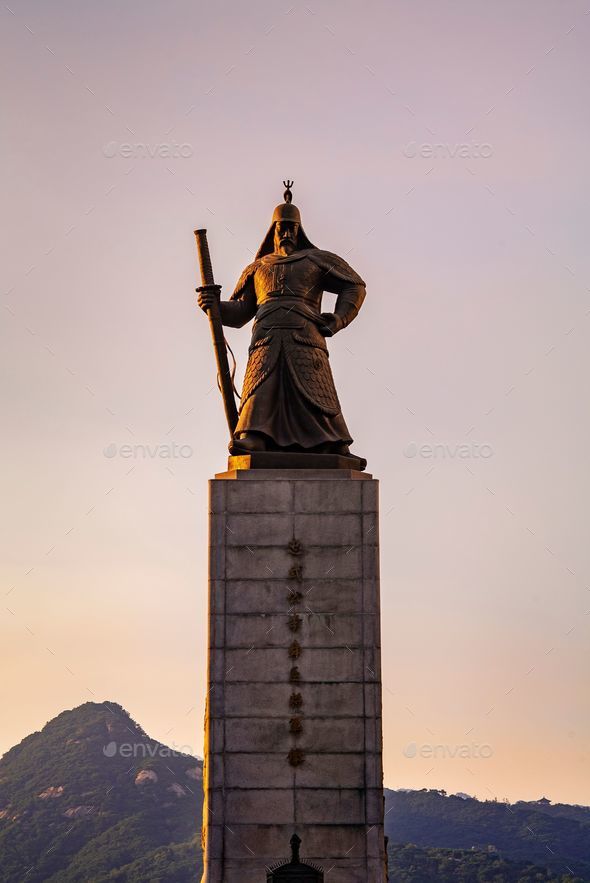 Vertical shot of the statue of Admiral Yi Sun-sin in Sejongno ...