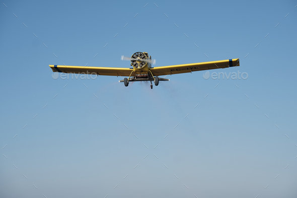 Single-engine propeller airplane flying in a perfectly clear blue sky ...