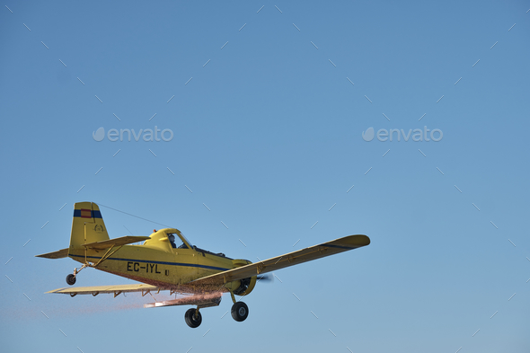 Single-engine propeller airplane flying in a perfectly clear blue sky ...