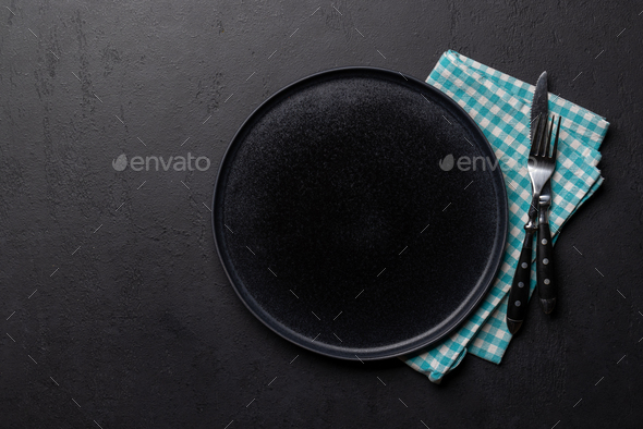 Top-down view of an empty plate and silverware mockup Stock Photo by ...