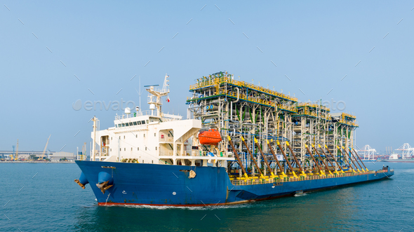 Tender Drilling Oil Rig on Barge Ship transportation Rid to Oil Rig in ...