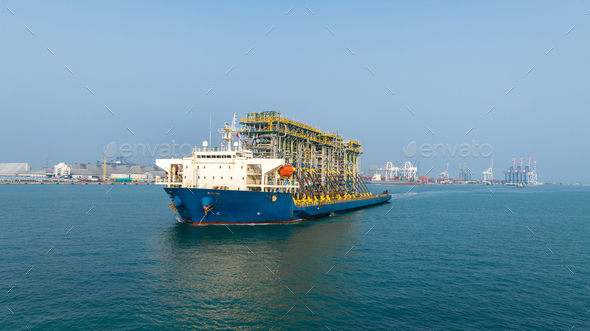 Tender Drilling Oil Rig on Barge Ship transportation Rid to Oil Rig in ...