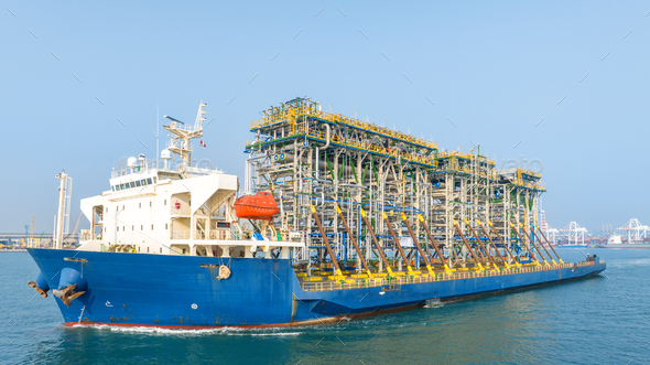 Tender Drilling Oil Rig on Barge Ship transportation Rid to Oil Rig in ...