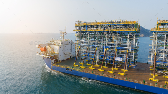 Tender Drilling Oil Rig on Barge Ship transportation Rid to Oil Rig in ...