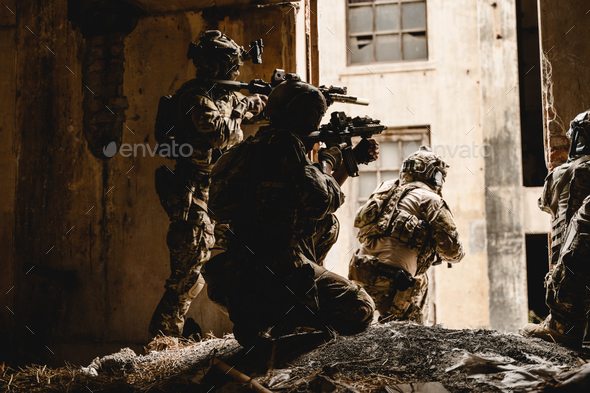 Expert team of soldiers attacking enemy during military operation Stock ...