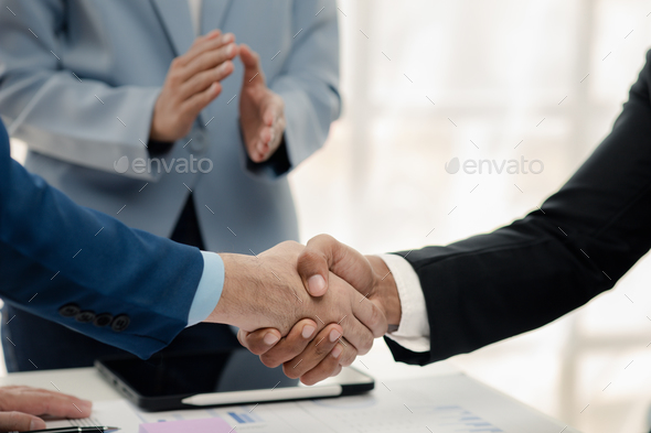 Two businessmen holding hands, Two businessmen are agreeing on business ...