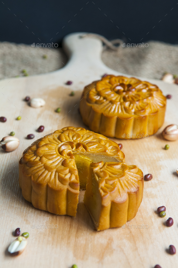 Traditional moon cakes to celebrate mid autumn festival Stock Photo by ...