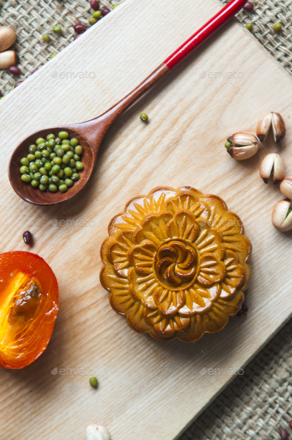 Traditional moon cakes to celebrate mid autumn festival Stock Photo by ...