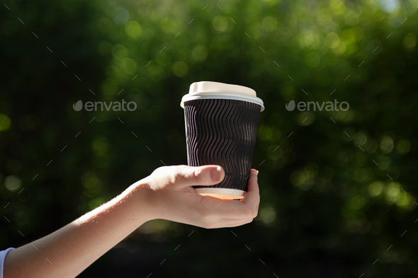 Closeup photography of woman hand.holding cup of coffee in the hand ...