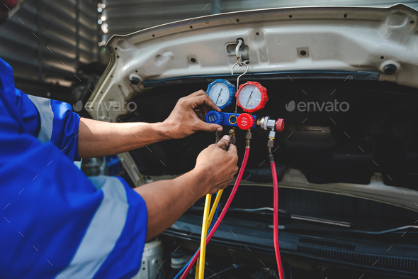 Equipment to check the engine air conditioning system with a mechanic ...