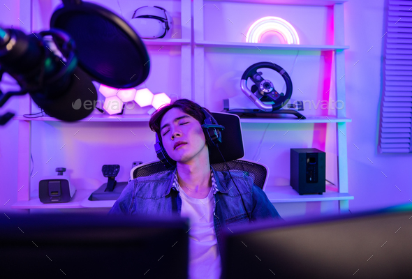 Professional gamers' prolonged practice leads to pain, fatigue, office ...