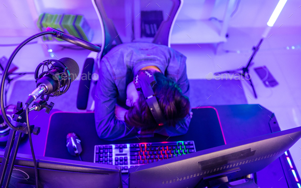 Professional gamers' prolonged practice leads to pain, fatigue, office ...