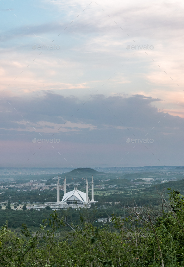 View of the cloudy sky and Islamabad cityscape with the Faisal Mosque ...
