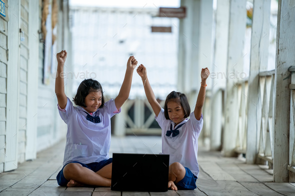 Group of Asian elementary school students Learning to use Laptop ...