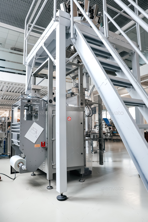 vertical flow wrapper machine equipment Packing food in production line ...