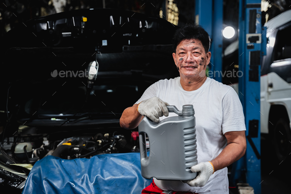 Portrait of the mechanic checklist the parts around the car in detail ...