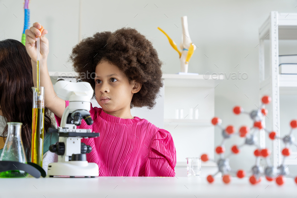 Group of boys and girls who love science Having fun doing experiments ...