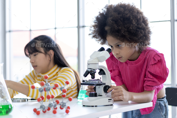 Group of boys and girls who love science Having fun doing experiments ...