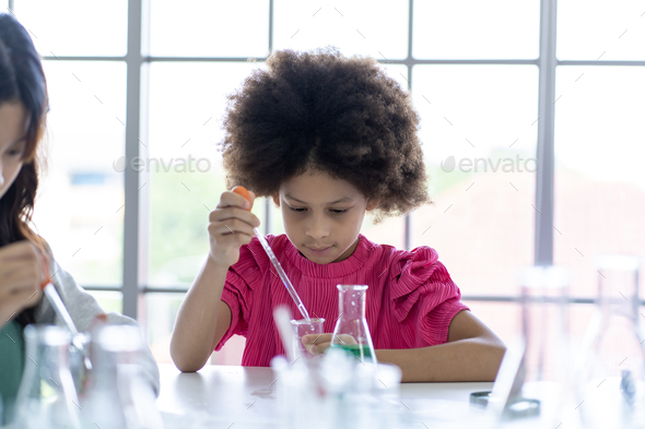Group of boys and girls who love science Having fun doing experiments ...