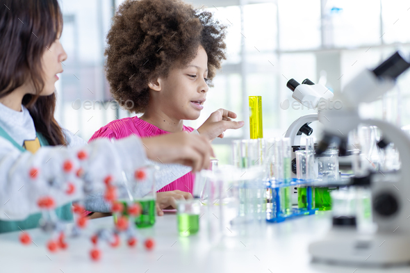 Group of boys and girls who love science Having fun doing experiments ...