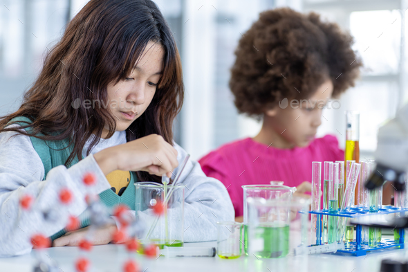 Group of boys and girls who love science Having fun doing experiments ...