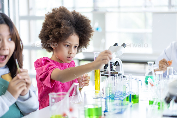 Group of boys and girls who love science Having fun doing experiments ...