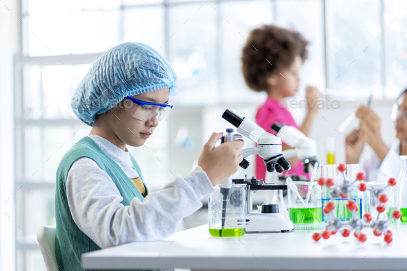Group of boys and girls who love science Having fun doing experiments ...