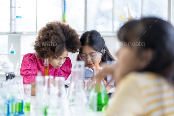 Group of boys and girls who love science Having fun doing experiments ...
