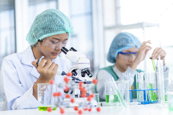 Group of boys and girls who love science Having fun doing experiments ...