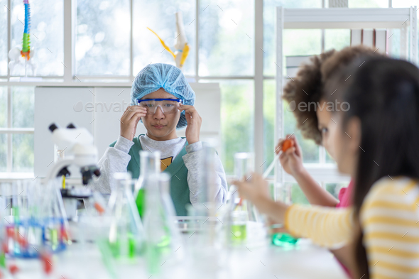 Group of boys and girls who love science Having fun doing experiments ...