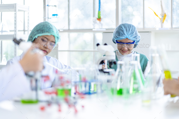Group of boys and girls who love science Having fun doing experiments ...