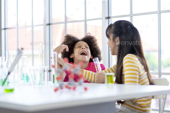 Group of boys and girls who love science Having fun doing experiments ...