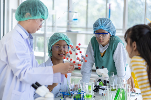 Group of boys and girls who love science Having fun doing experiments ...