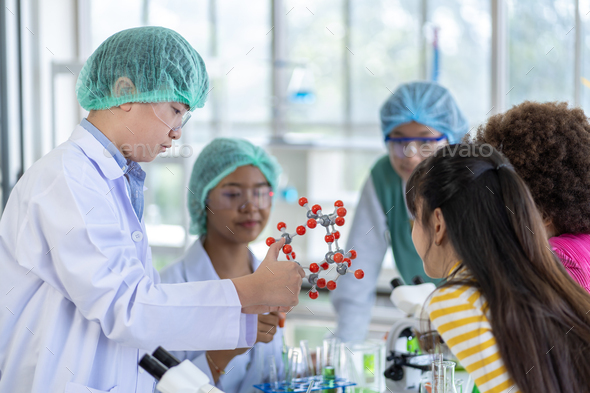 Group of boys and girls who love science Having fun doing experiments ...