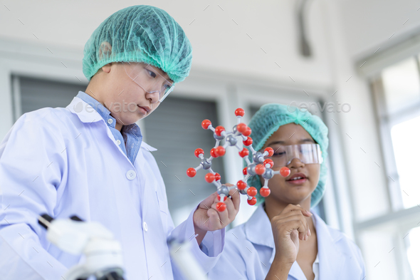Group of boys and girls who love science Having fun doing experiments ...