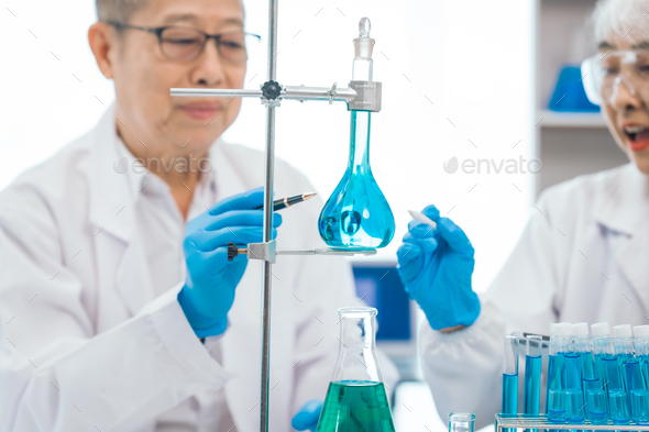 Senior scientists analyzing pharmaceuticals, asian people, senior man ...