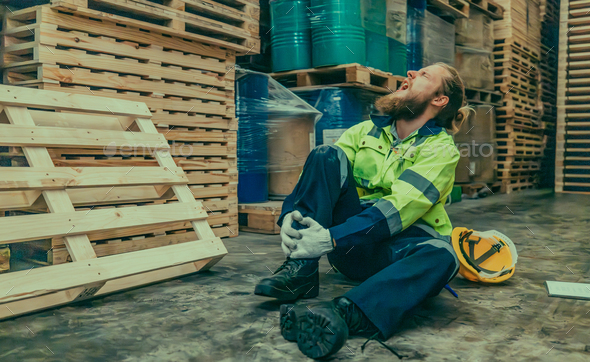 A wood factory worker's muscle injury from lifting heavy workpieces ...