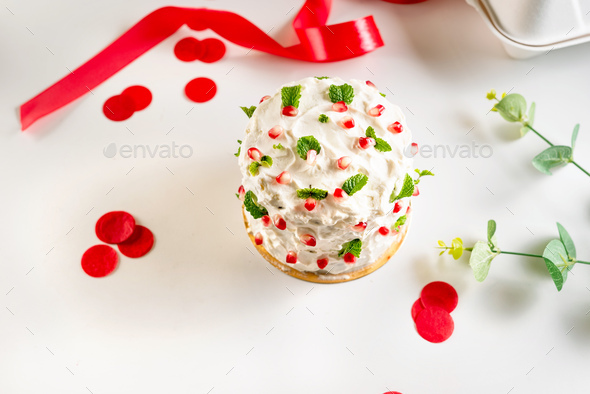 Bento cake with berries. Korean style trendy cakes for one person ...