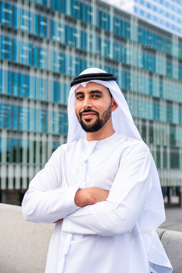 Arab middle-eastern man wearing emirati kandora traditional clothing in ...