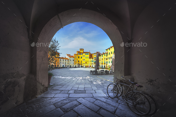 Lucca, Piazza dell' Anfiteatro square from entrance arch. Tuscany ...