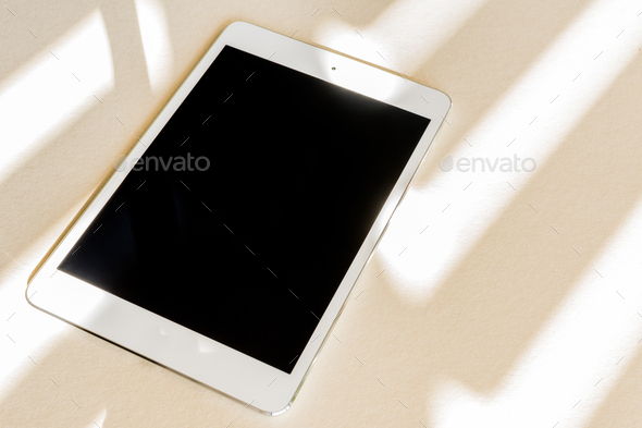 Tablet with black screen on a desk - copy space, technology concept ...