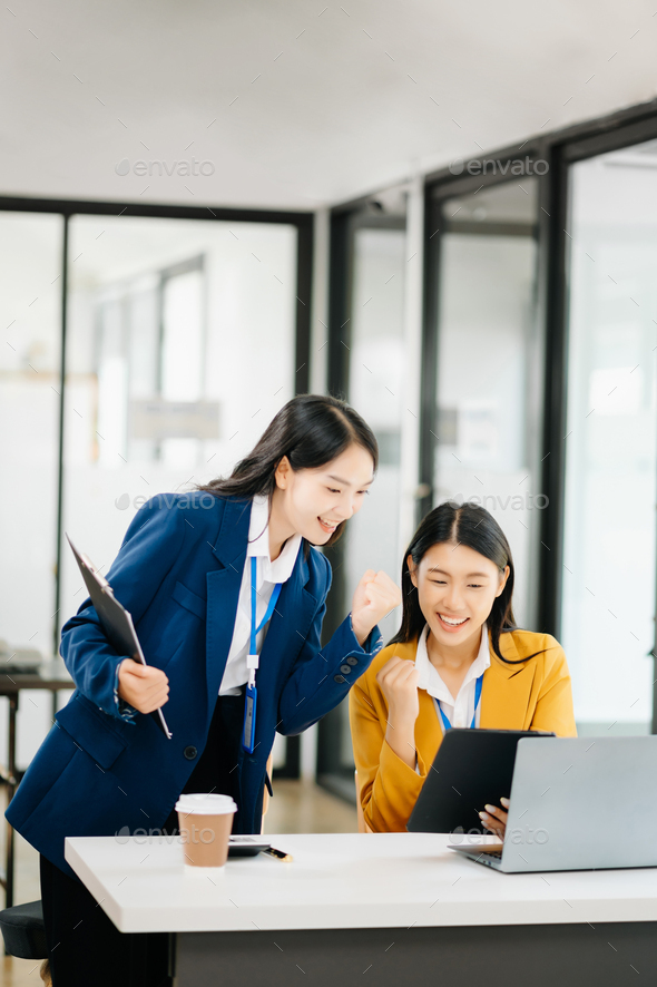 Young Asian business team creative businesspeople coworker, teamwork ...