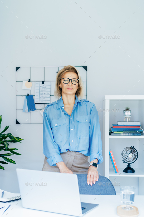 Portrait of 50's stylish, confident mature businesswoman, middle aged ...